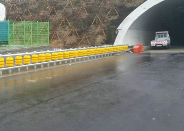 Anti Crash Safety Roller Barrier Jalan Spinning Barrier Highway Pagar ...
